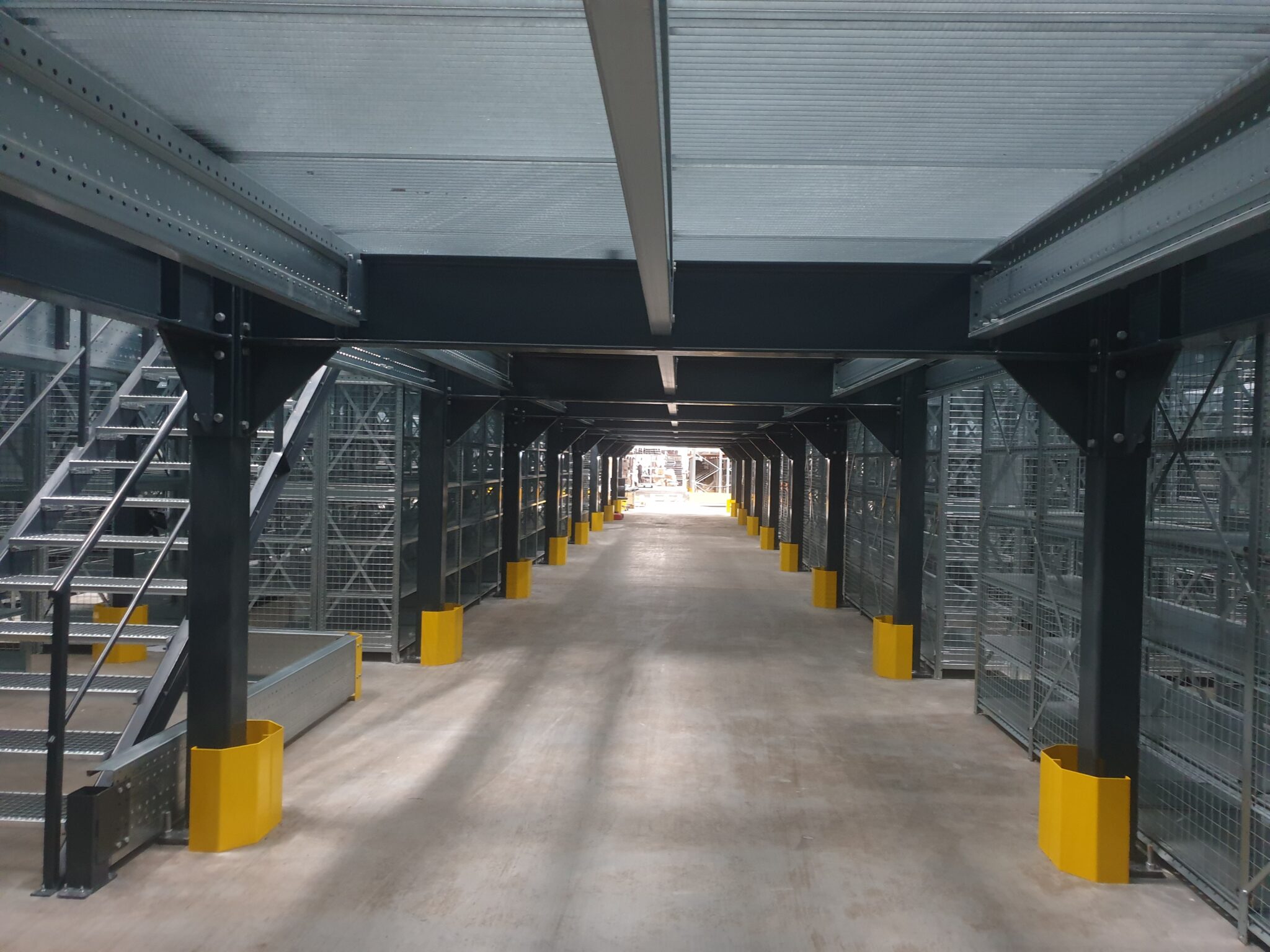 Rigid portal frames: flexible mezzanine floor layouts